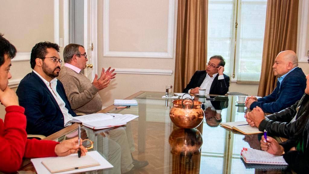 Cumbre en Palacio por la paz: Santos y Timochenko piden no cambiar ...