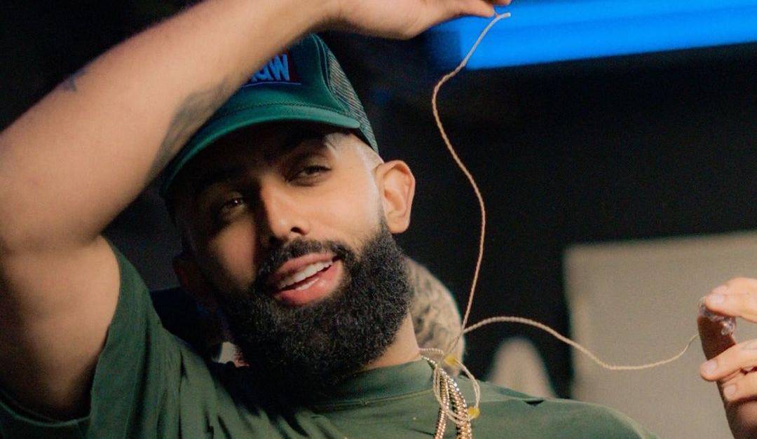 ¿Quién es Eladio Carrión, el cantante que colaboró con Karol G y Bad Bunny?