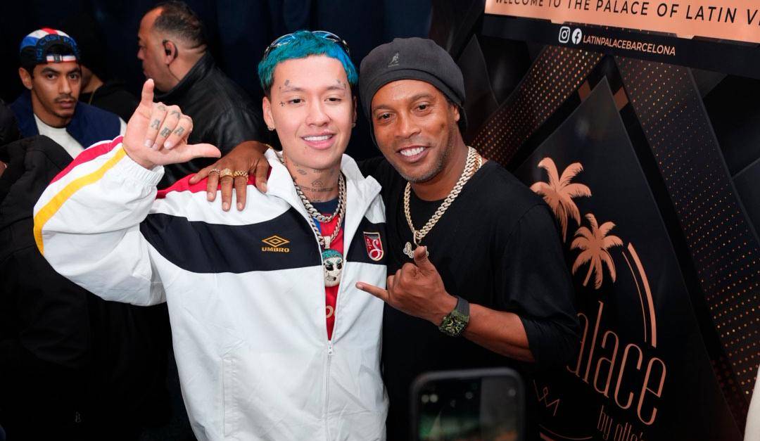 Ronaldinho no se quiso perder el concierto de Blessd en Barcelona
