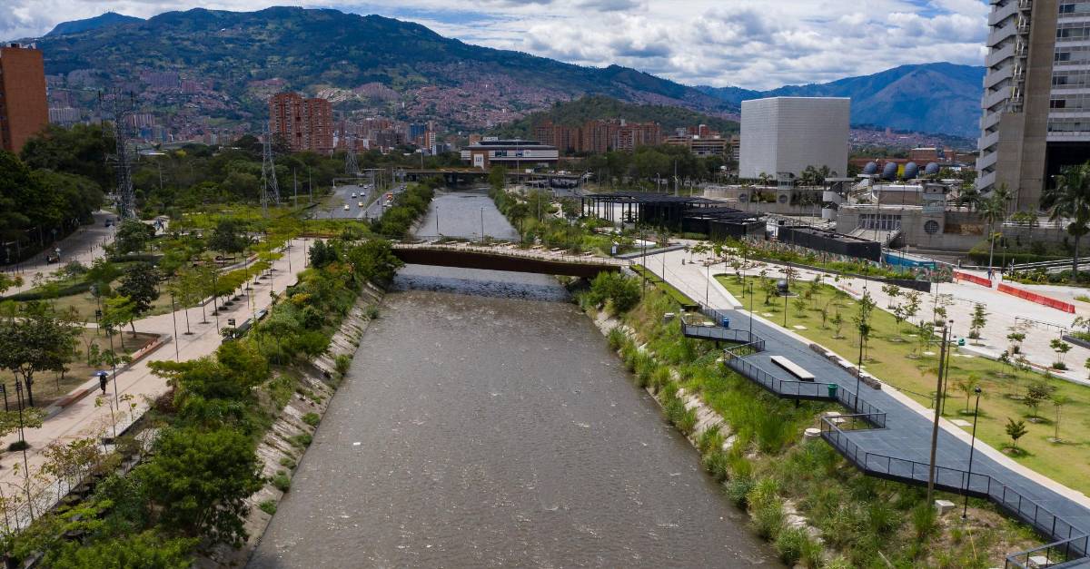 ¿Es viable que el río Medellín sea una autopista para drones?