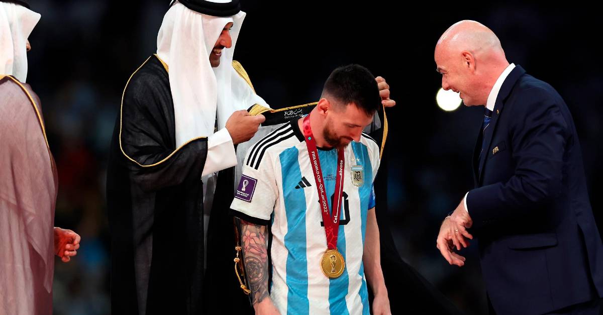 ¿Qué es el besht, la particular túnica que le pusieron a Messi para ...