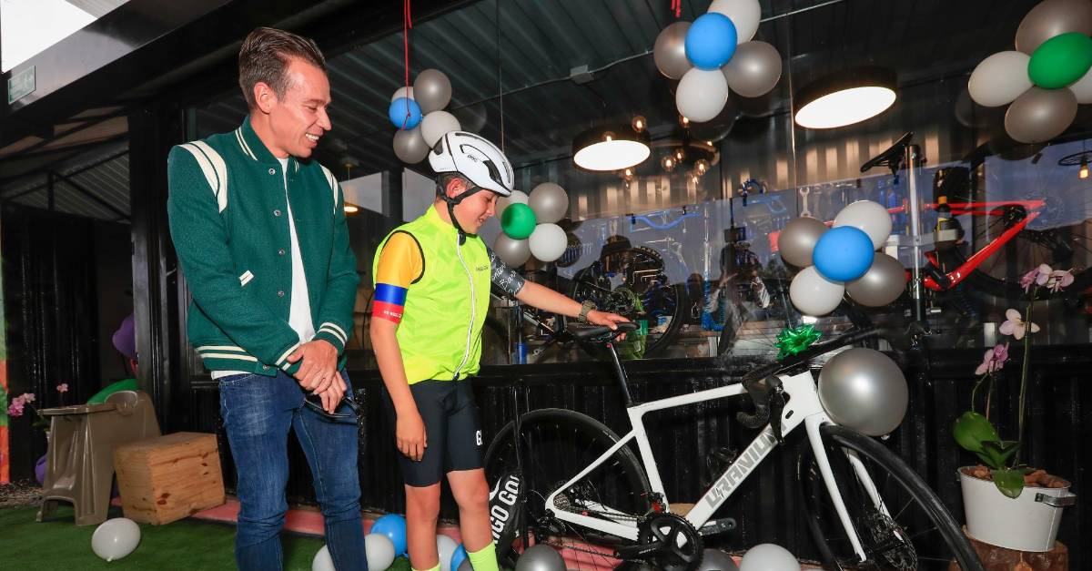 ¡Grande Rigo! Le regaló bicicleta y uniformes al niño al que le “chupó ...