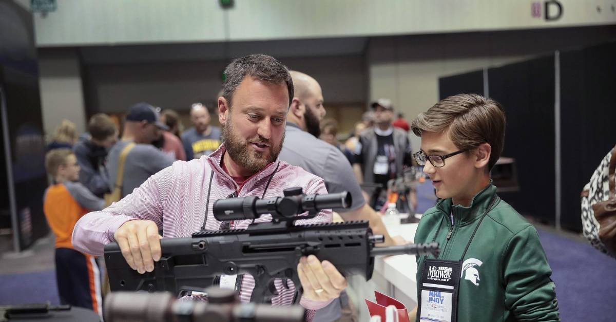 Nueva York sube a 21 la edad para comprar rifles semiautomáticos, tras ...