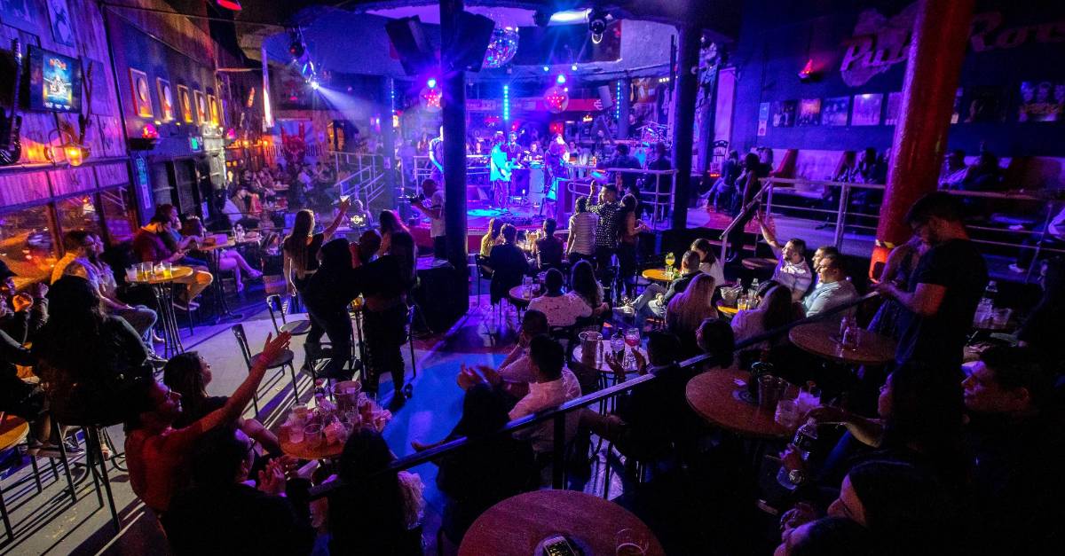 ¡Pa’ la rumba sí hay! Con todo caro y los bares llenos