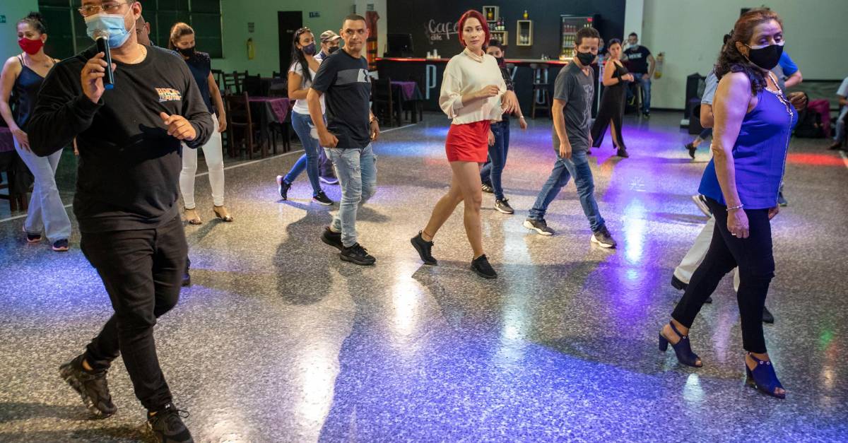 El porro que solo se baila en Medellín El porro que solo se baila en Medellín