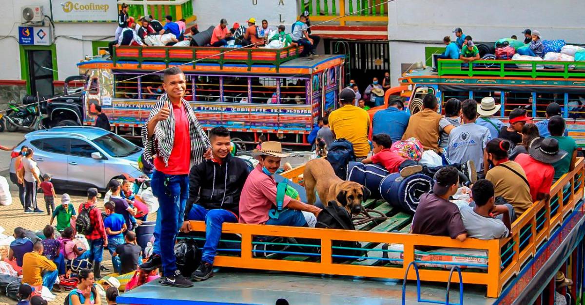 En imágenes: En chivas escaleras están retornando desplazados de Ituango