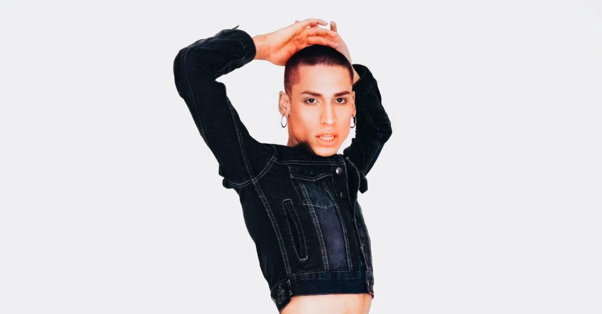 Con descaderados y ombligueras, Juandy revive la época de los años 2000