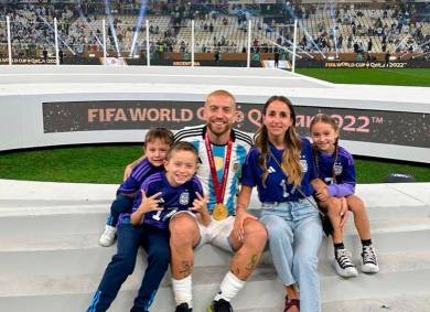 ‘Papu’ Gómez y su novia Linda Raff recrearon icónica foto de cuando ...