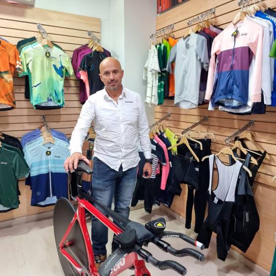 Suárez llevará prendas de ciclismo a 30 países