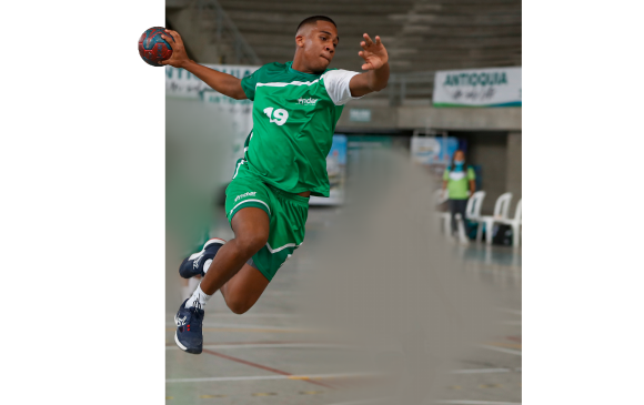 Carlos Andrés Rengifo comienza a coger vuelo en el balonmano