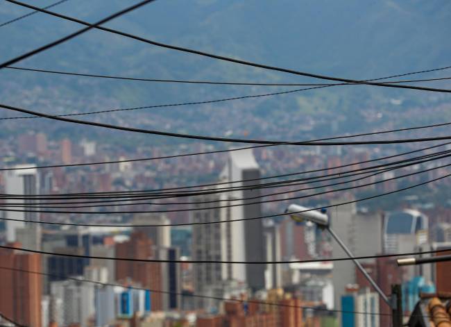 La razón por la que hay tantos cables en las calles, ¿es posible quitarlos?