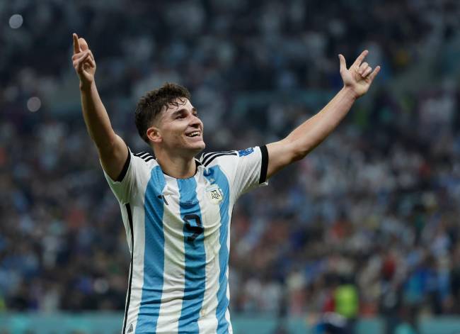 Julián Álvarez, el más joven en marcar doblete en una semifinal del ...