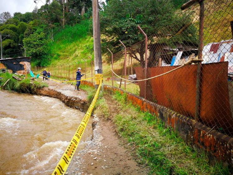Vereda De Caldas Está Aislada Creciente Del Río Medellín Colapsó Su
