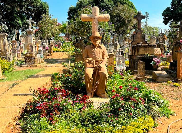 De piedra ha de ser la cuna, de piedra la sepultura