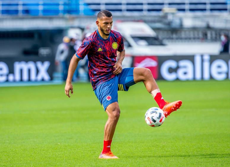 El delantero colombiano Luis Suárez fue anunciado por el Almería español