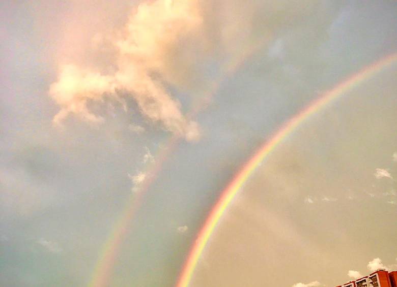 ¡Qué tal esta belleza! Doble arcoiris apareció en el cielo del Aburrá