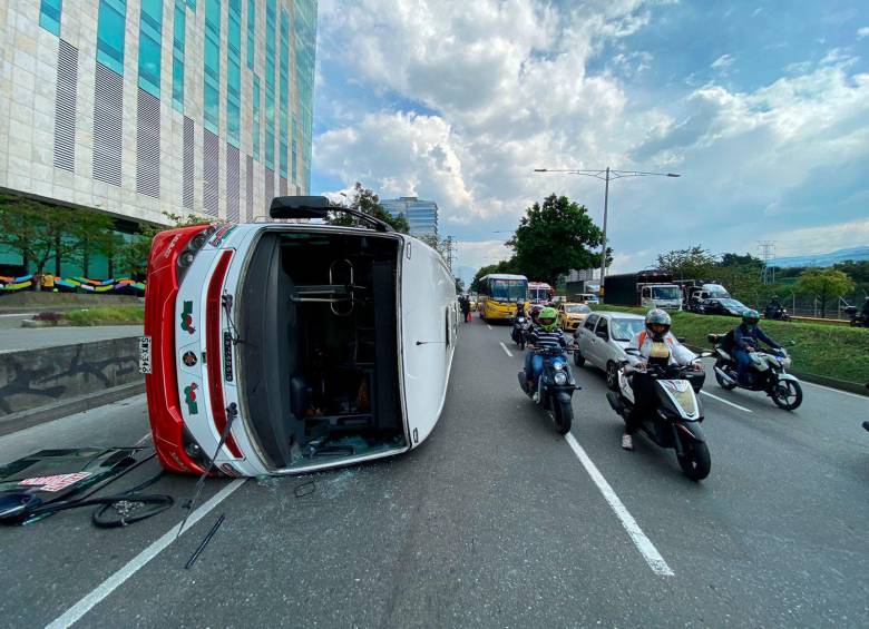Susto En La Regional Volcamiento De Bus Cerca De Bancolombia Dejó 10