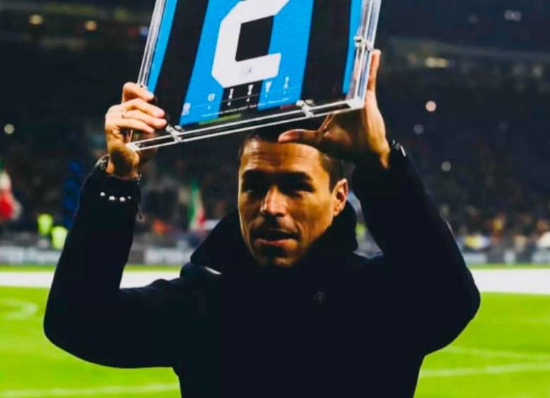 Tremendo reconocimiento: Iván Ramiro Córdoba, el mejor central ...