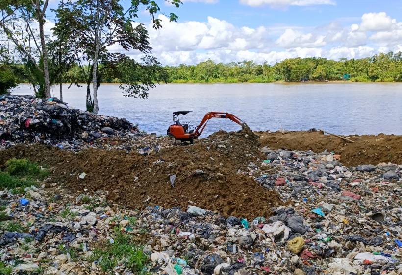 Montaña de basura se desborda sobre el Atrato