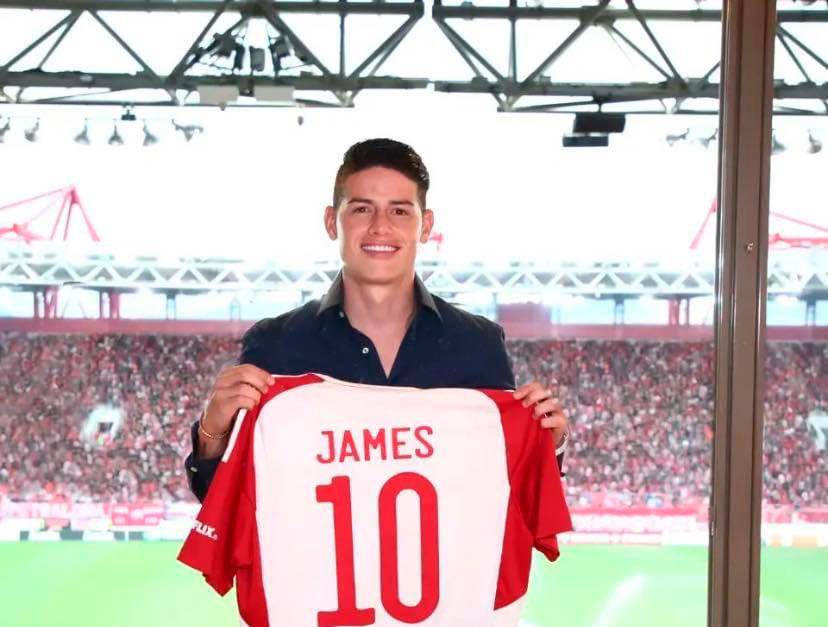 James ya posó con la 10 del Olympiacos, y recibió las primeras críticas ...