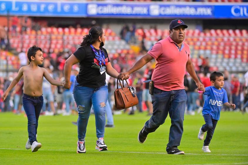 Brutal Violencia En Estadio De México Decenas De Heridos Por Batalla