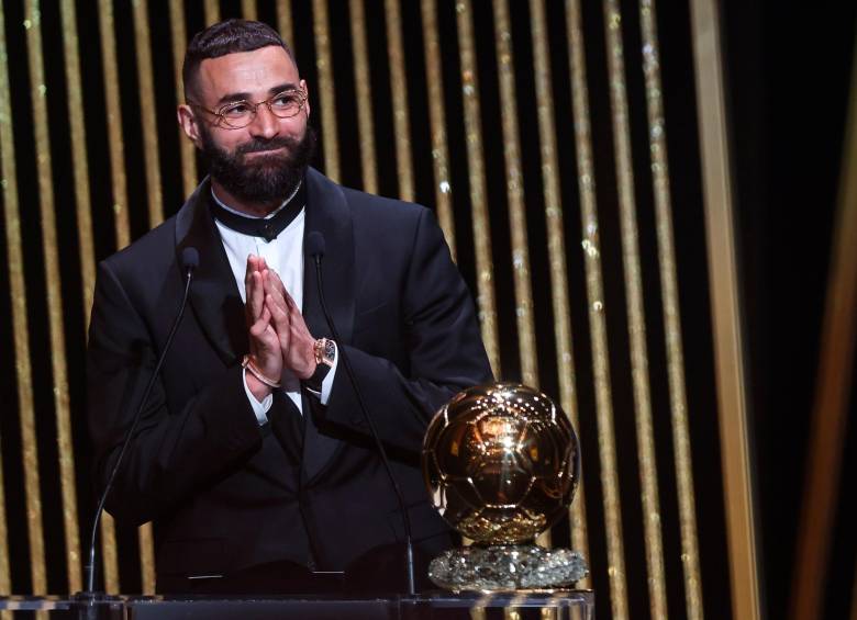 ¡Qué elegancia... la del francés! La pinta de Benzema y su tributo a 2Pac