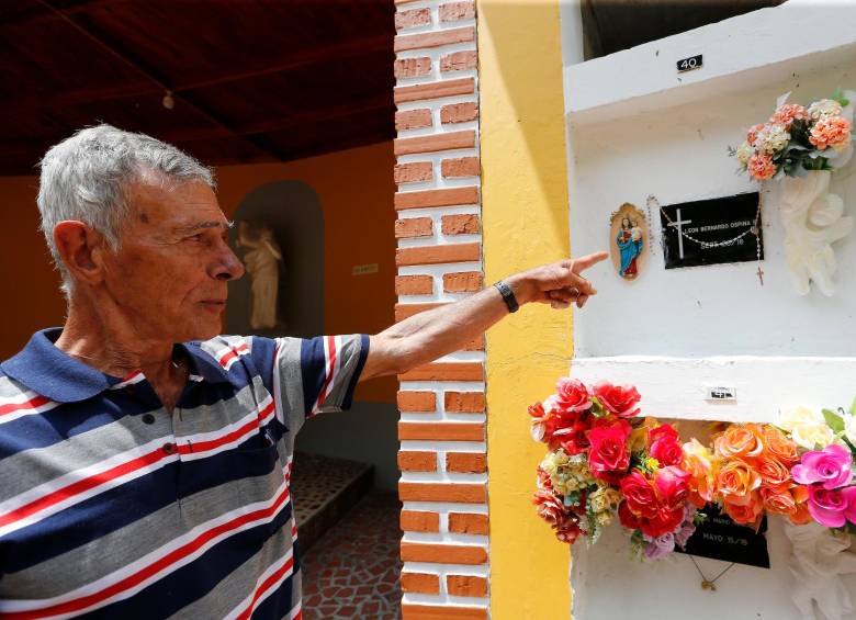 Toda una vida siendo sepulturero en Palmitas: enterró a sus papás y a ...