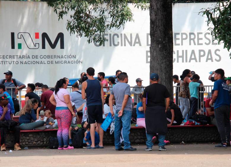 Colombianos, venezolanos y otros migrantes saturan frontera sur de México
