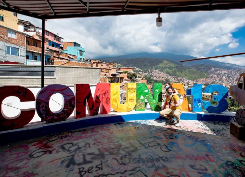 La comuna 13 espera con brazos abiertos a los turistas locales