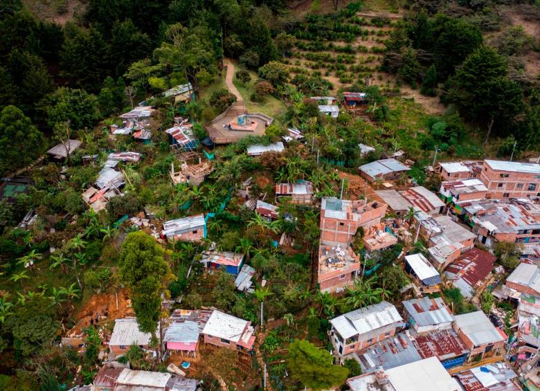 Las laderas de la Comuna 8 están en venta: combos cobran lotes entre $5 ...