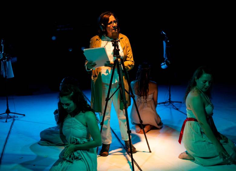 Mientras el cielo se esconde, la obra teatral que se hace entre micrófonos