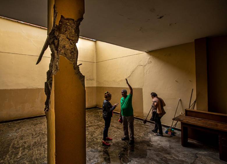 Entre el reblujo buscan los planos para salvar edificio que crujió en ...