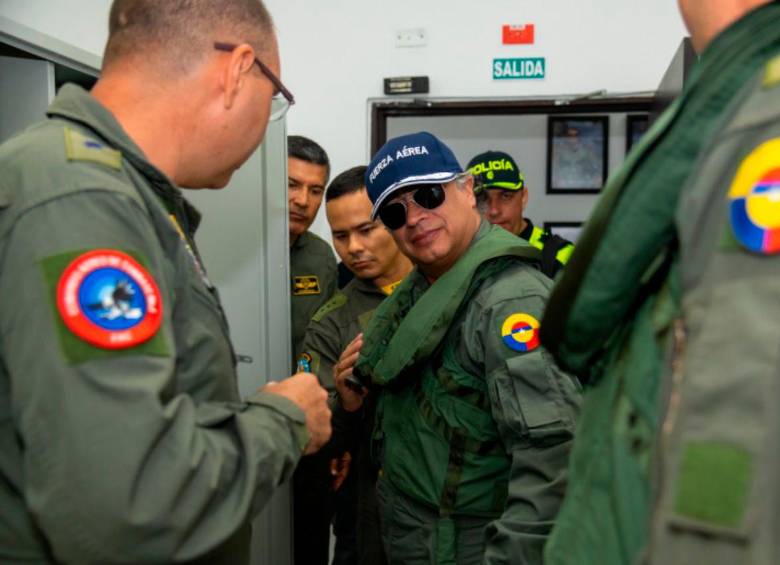Gustavo Petro compartió con integrantes de la Fuerza Aérea “a la ...