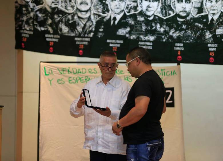 Coronel (r) del Ejército devolvió medalla que le entregaron por ...