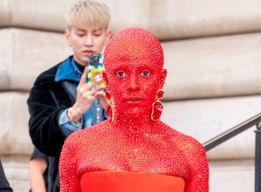 Doja Cat y su look “infernal” rojo: se cubrió con 30.000 diamantes ...