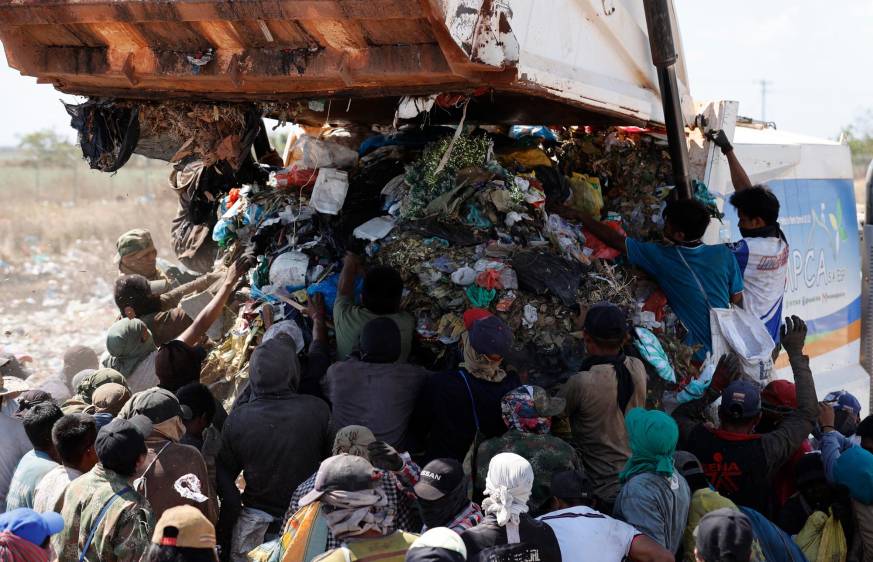 ¡Esto no puede pasar! Indígenas buscan sustento entre la basura