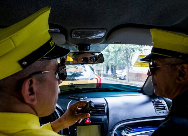 Juan, el taxista que convierte sus carreras en radionovelas