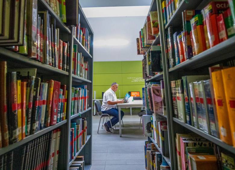 Devuélvale los libros a la Débora Arango, otros usuarios quieren leerlos