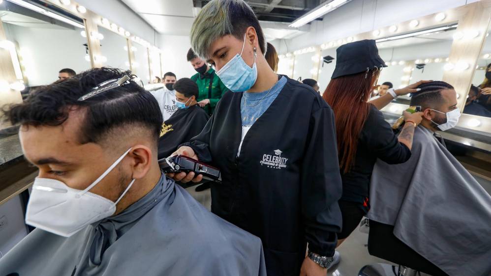 En imágenes, mujeres barberas ganan espacio en este mercado laboral