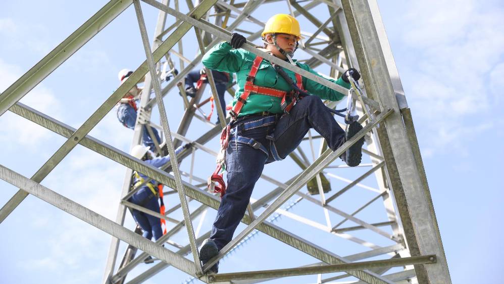 En fotos | Mujeres colombianas que se le miden a instalar energía a 40 ...