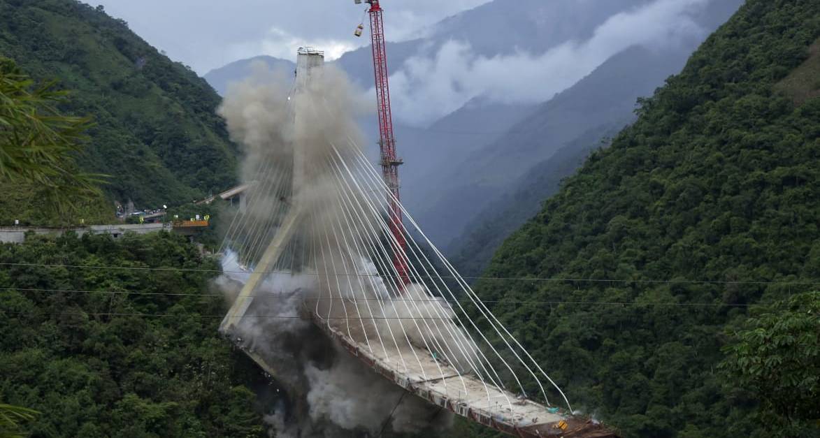 En ocho segundos: el video de la implosión del puente Chirajara