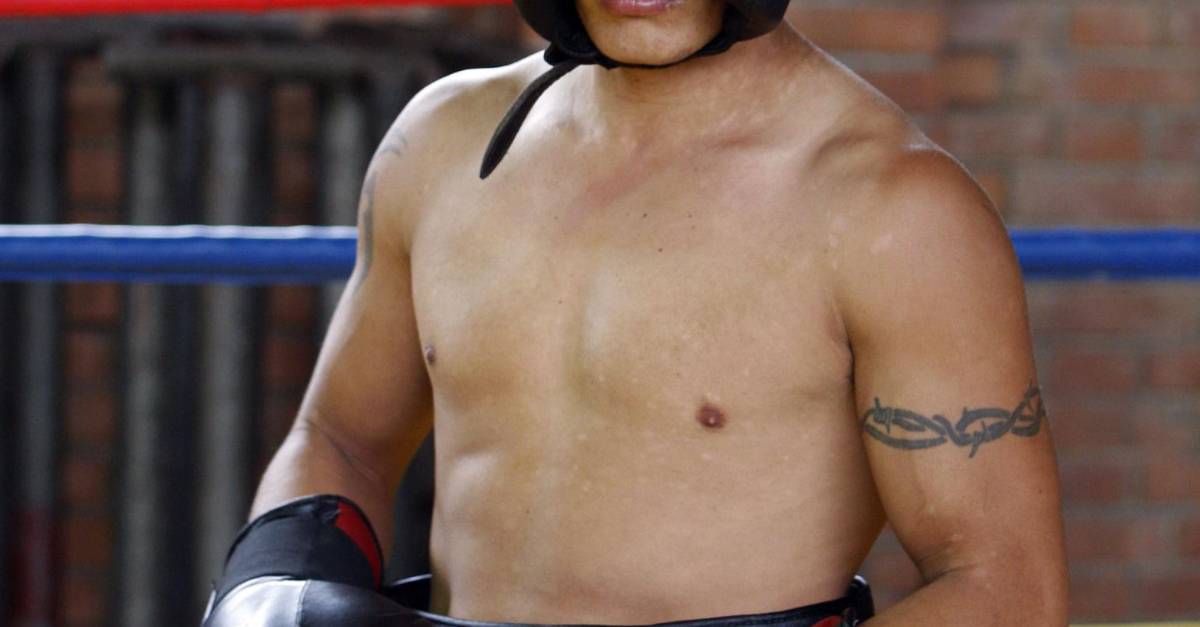 Boxeador colombiano Óscar Escandón, campeón mundial de peso supergallo