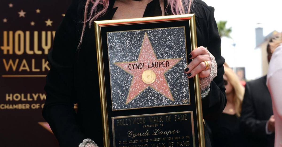 La merecida estrella en el Paseo de la Fama que recibió Cindy Lauper