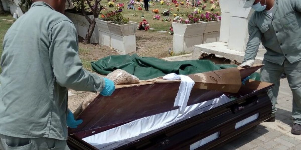 Cadáver de mujer se cayó de carroza fúnebre en Barranquilla