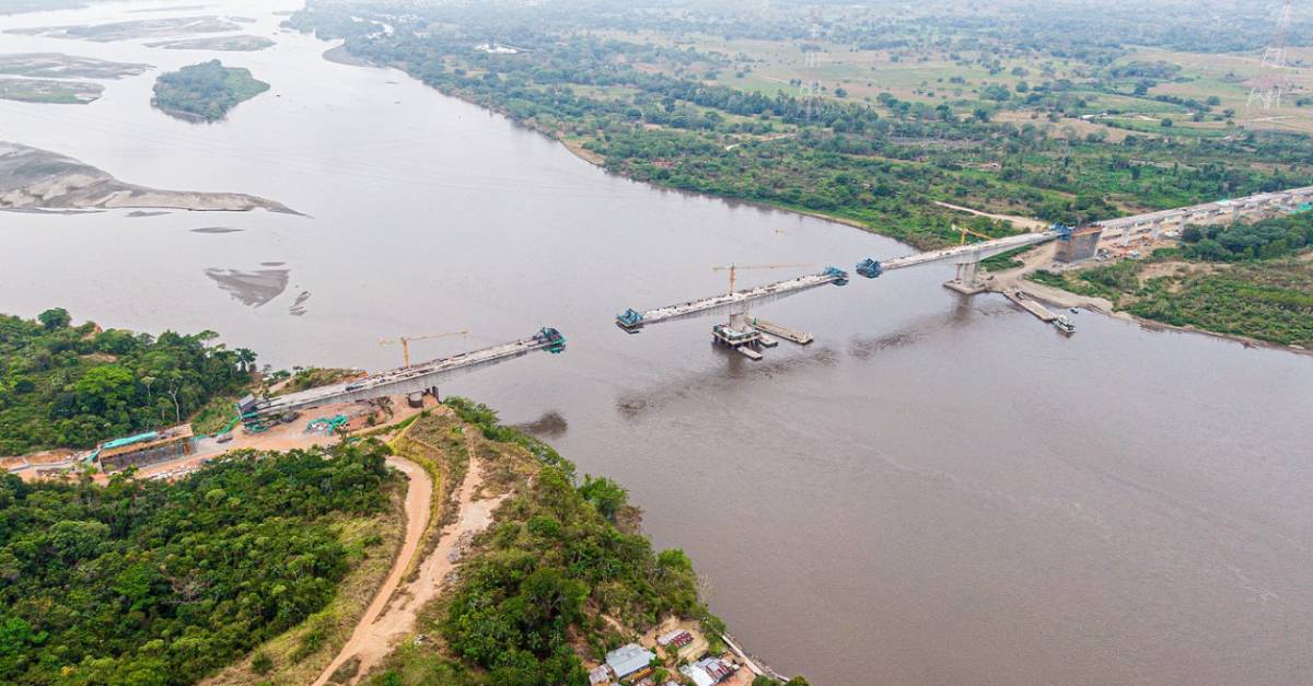 Puente sobre el río Magdalena, en su fase final de construcción
