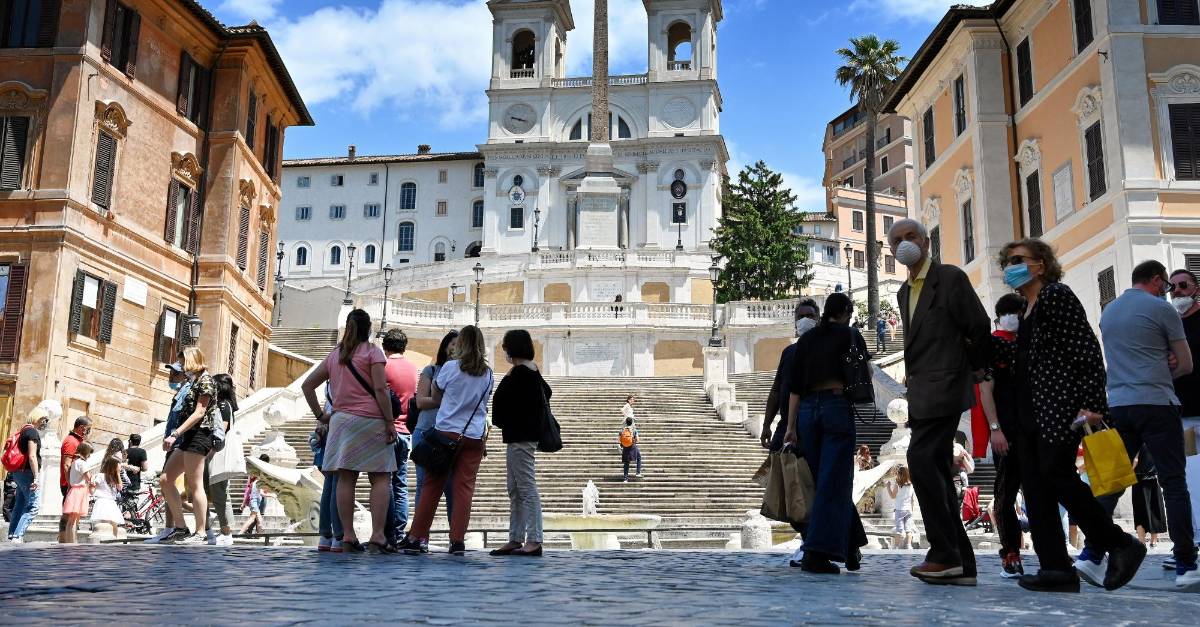 Italia inicia su nueva normalidad con la gente de regreso a la calle