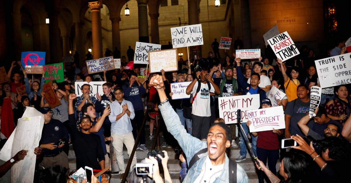 Segundo día de protestas en E.U. opaca triunfo de Trump