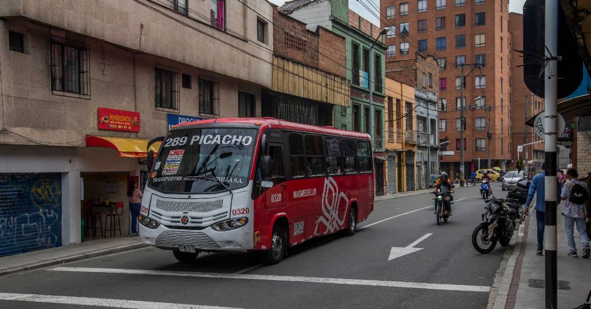 Para gustos, los colores de los buses en Medellín