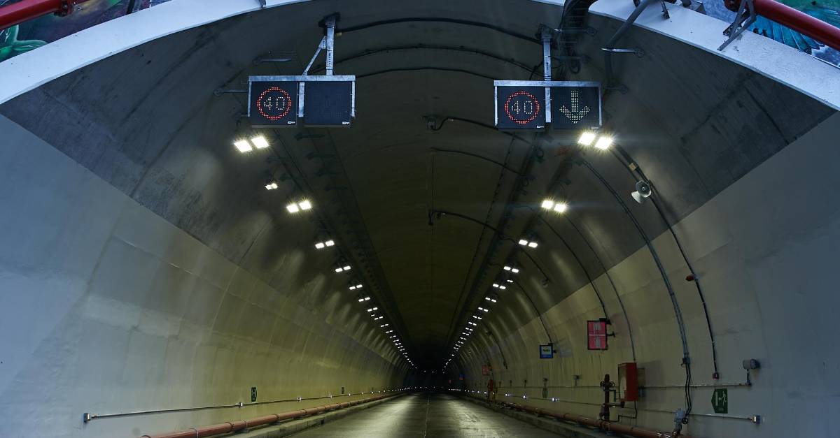 Después de 17 años de construcción, se inaugura el túnel de la Línea