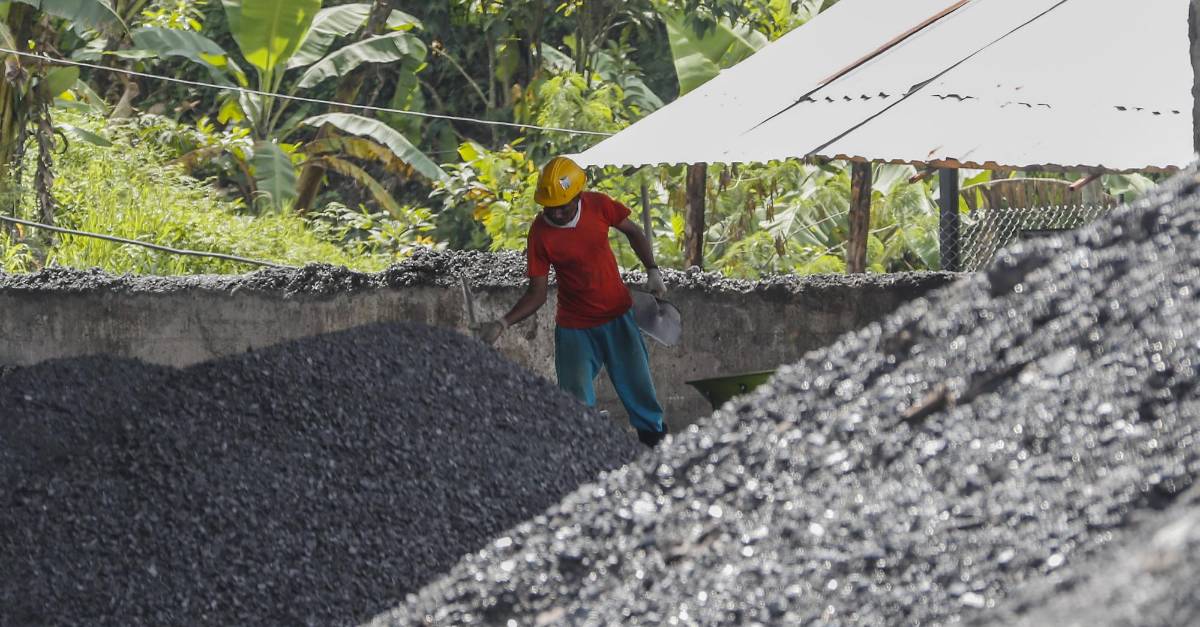 Gobierno impone mayor control a la extracción de carbón